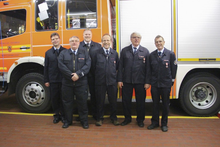 Alte Wehrführung und neuer Vorstand | Feuerwehr Walldorf